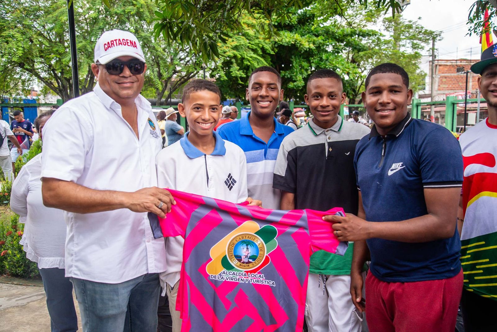 Alexis Valerio entrega uniformes a más de 100 jóvenes para la 1ra ...